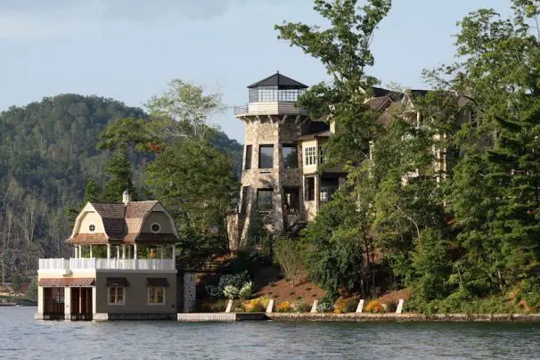 Top Celebrity Lake Houses - Destinations Lake Living Guide 2020